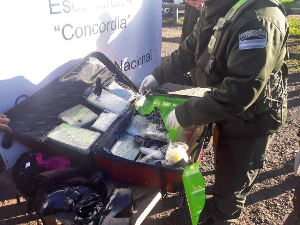 Ocultaba Más De 10 Kilos De Marihuana En Un Doble Fondo De Su Equipaje