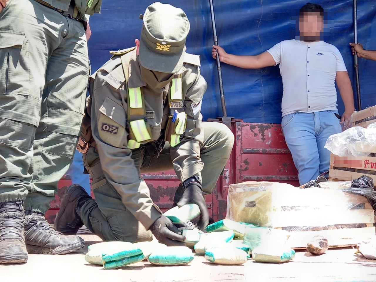 Secuestran 97 kilos de hojas de coca ocultos entre cajones de ...