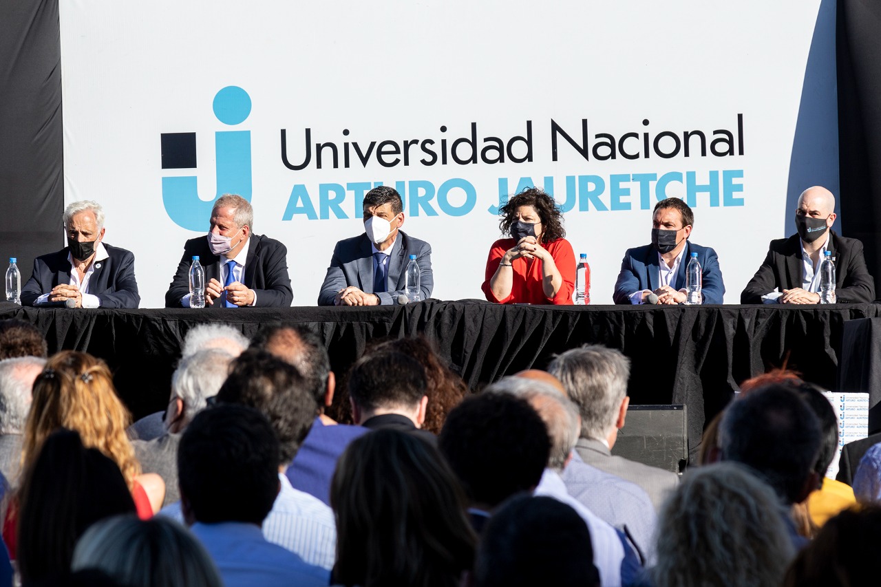Vizzotti y Perczyk participaron del acto de asunción de las nuevas autoridades de la Universidad ...