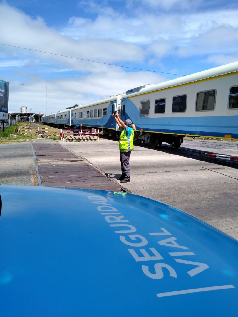 La ANSV cuida a los conductores en los pasos a nivel del tren hacia la ...