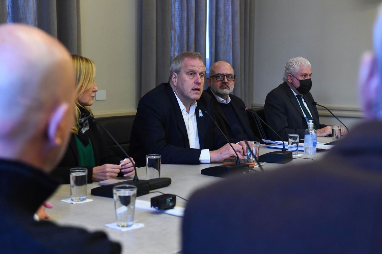 Perczyk acordó con los gremios un aumento salarial del 60,8% para las y ... Perczyk acordó con los gremios un aumento salarial del 60,8% para las y ...