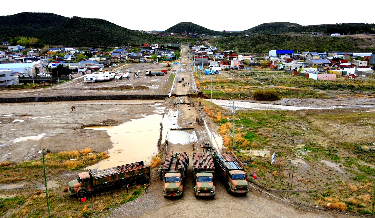 Inundaciones en Comodoro Rivadavia: Fuerzas Armadas instalan puente “Bailey” en apoyo a la ...