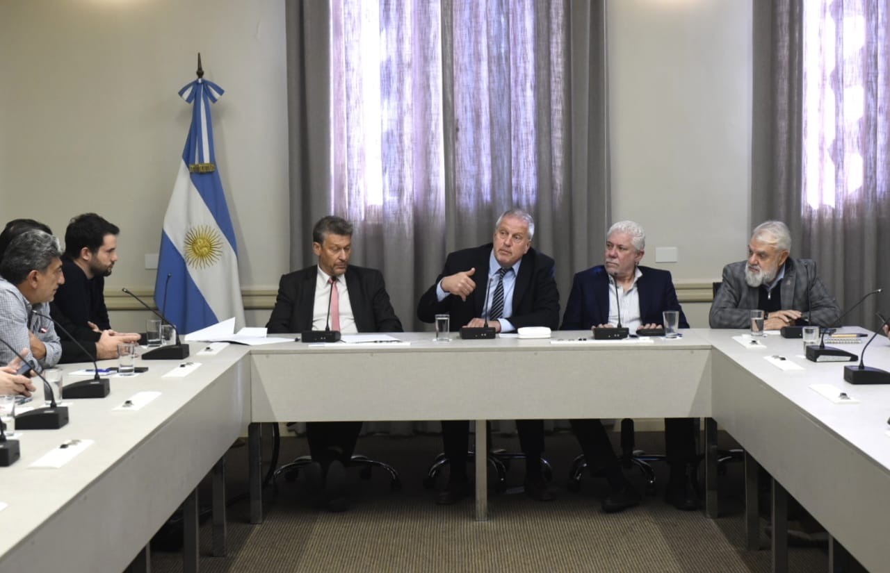 Perczyk acordó con gremios anticipar los tramos de aumento salarial de ... Perczyk acordó con gremios anticipar los tramos de aumento salarial de ...