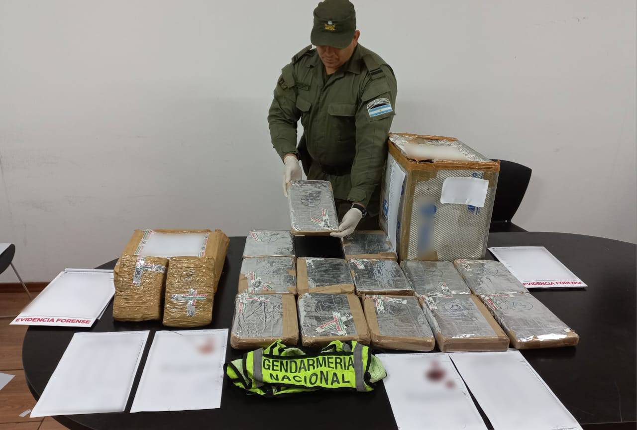 Decomisan 14 kilos de marihuana y mercadería valuada en más de 17 millones de pesos en dos ...