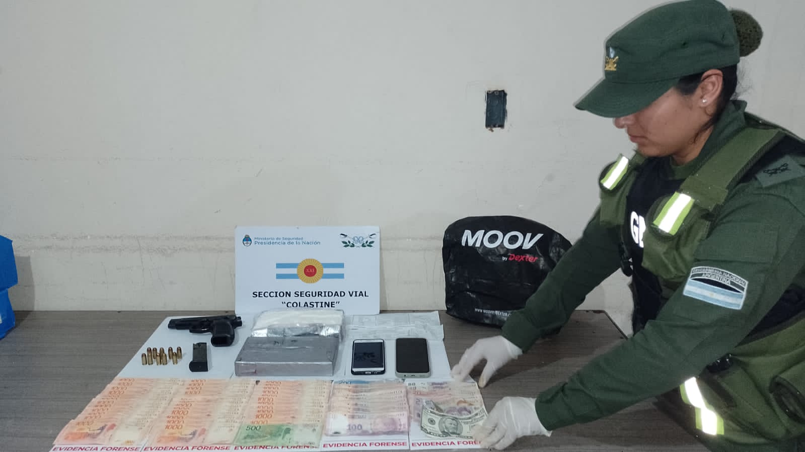 Pasajero De Taxi Fue Detenido Con Un Arma De Fuego Y Dos Kilos De