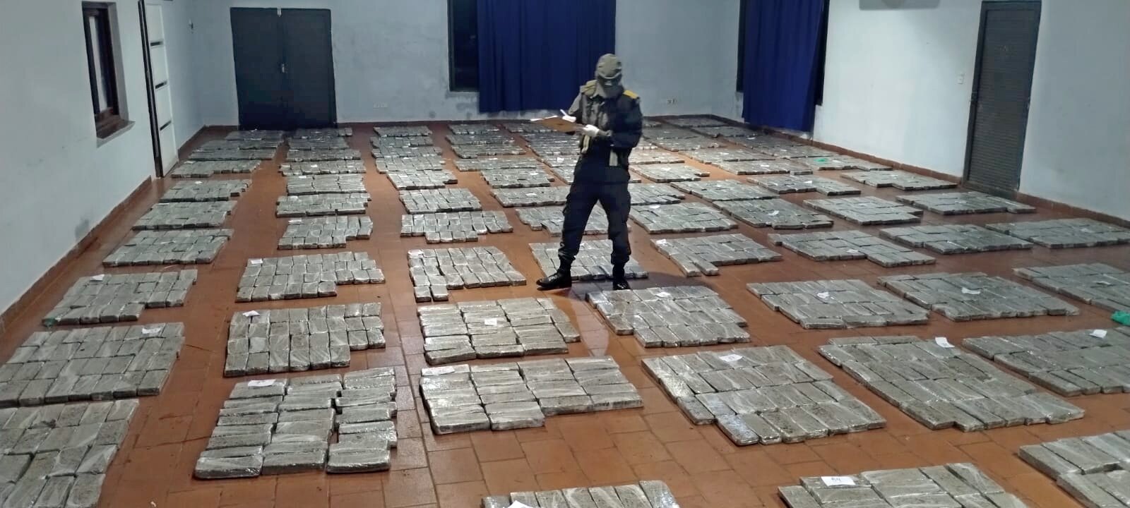 Patrulla De Gendarmería Descubre 2 000 Kilos De Marihuana En Dos