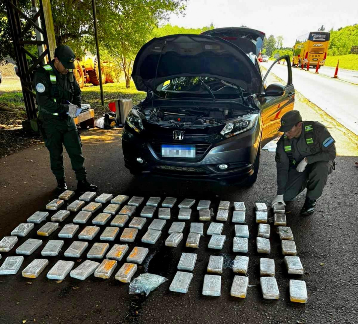 Misiones: Extraen 81 kilos de cocaína de un doble fondo de un automóvil procedente de la ...