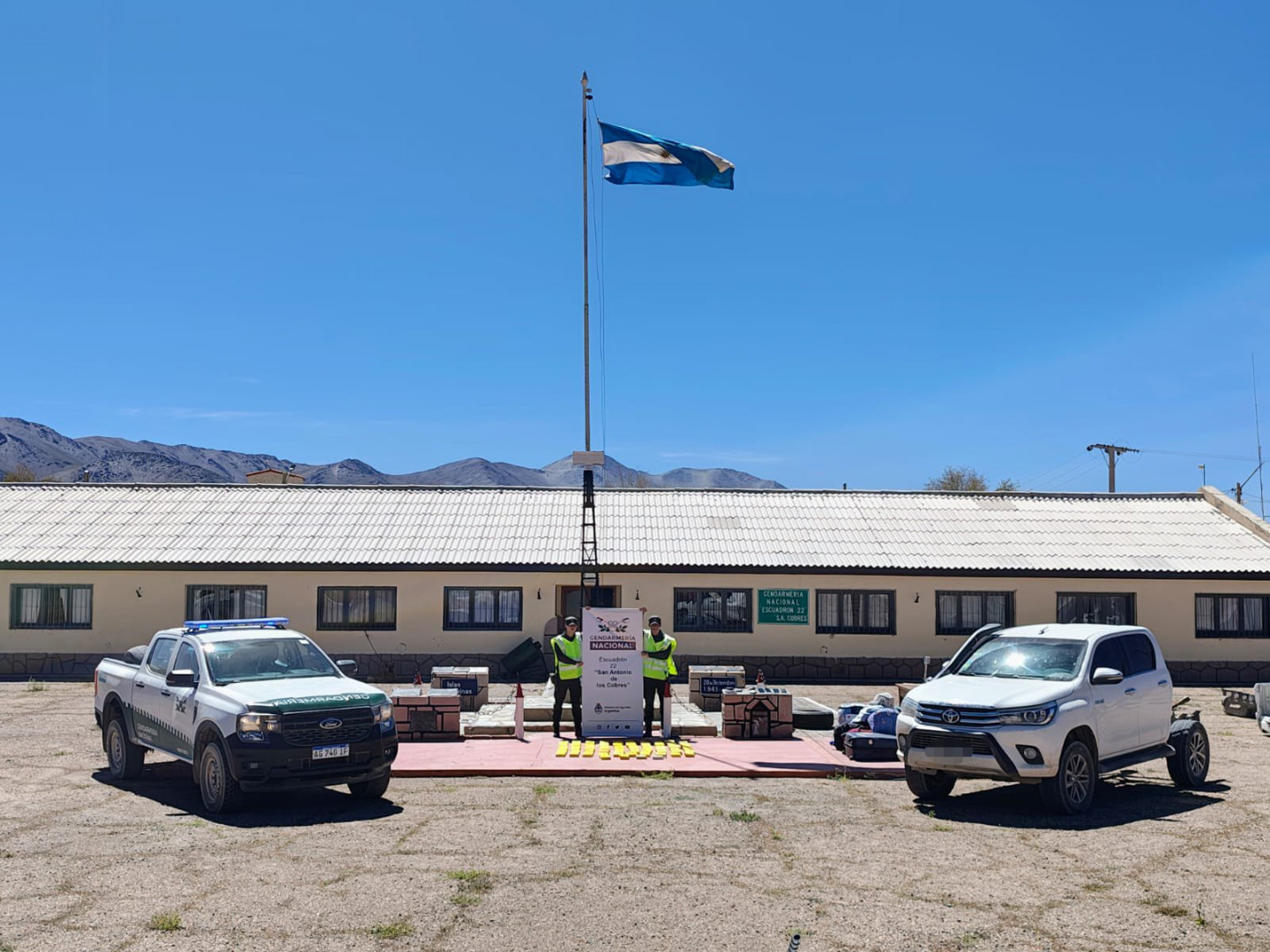 Crearon un doble fondo en la caja de una camioneta para ocultar 64 ...