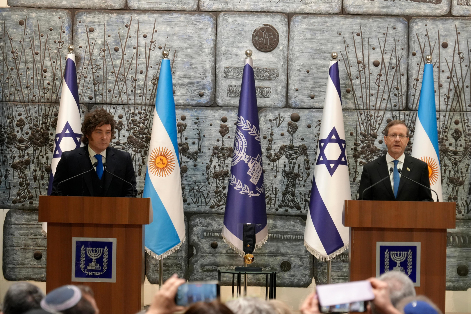 El Presidente Milei se reunió con su par de Israel, Isaac Herzog ...