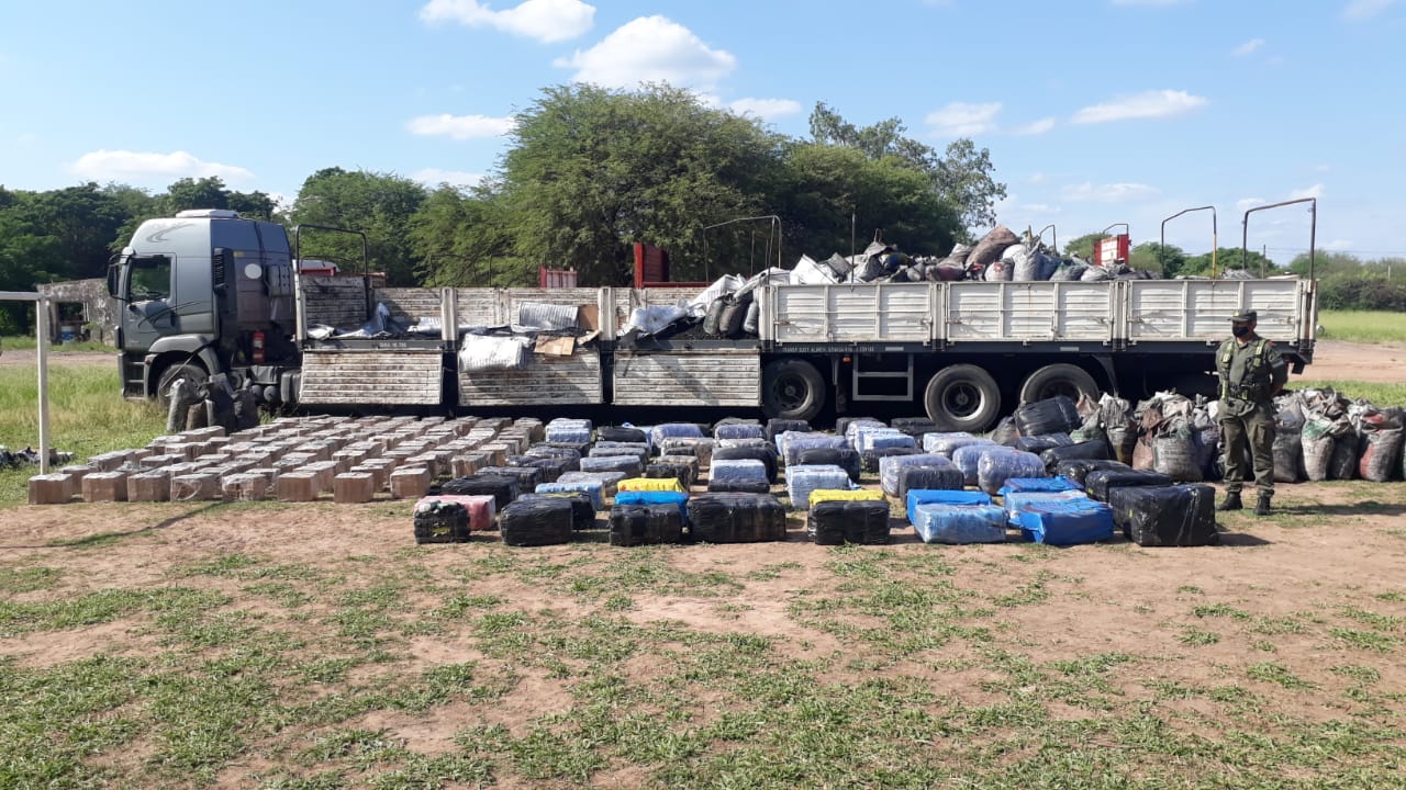 Un camión llevaba oculto más de 1.928 kilos de hojas de coca en un ... Un camión llevaba oculto más de 1.928 kilos de hojas de coca en un ...