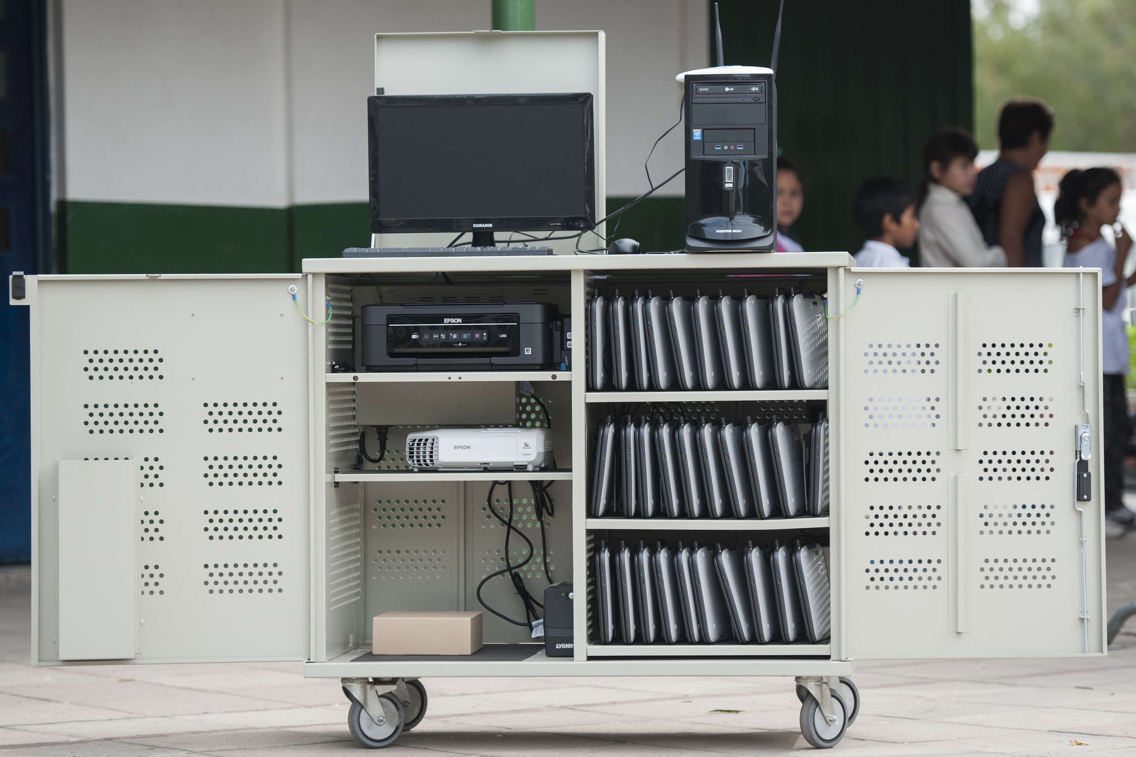 Este año se completó la entrega de aulas digitales móviles en el 93% de ...