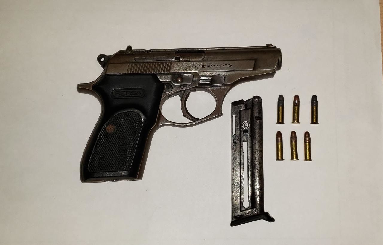 Detienen a tres personas que poseían dos armas en un vehículo ... Detienen a tres personas que poseían dos armas en un vehículo ...