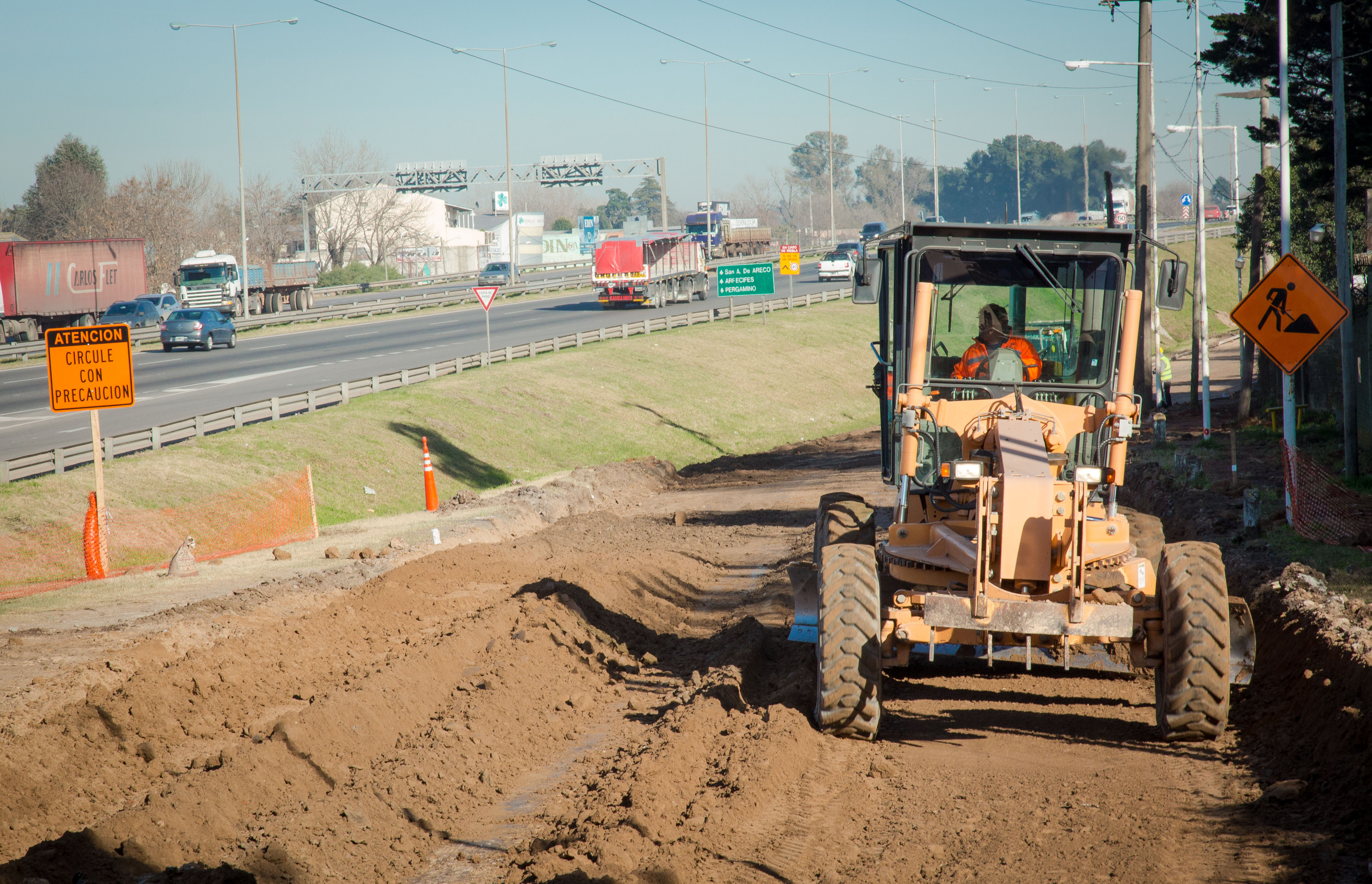 Comenzó la pavimentación de las colectoras de Pilar entre Champagnat y ...
