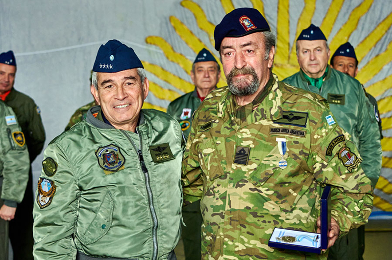 Emotivo reconocimiento a los héroes de Malvinas en la VII Brigada Aérea ...
