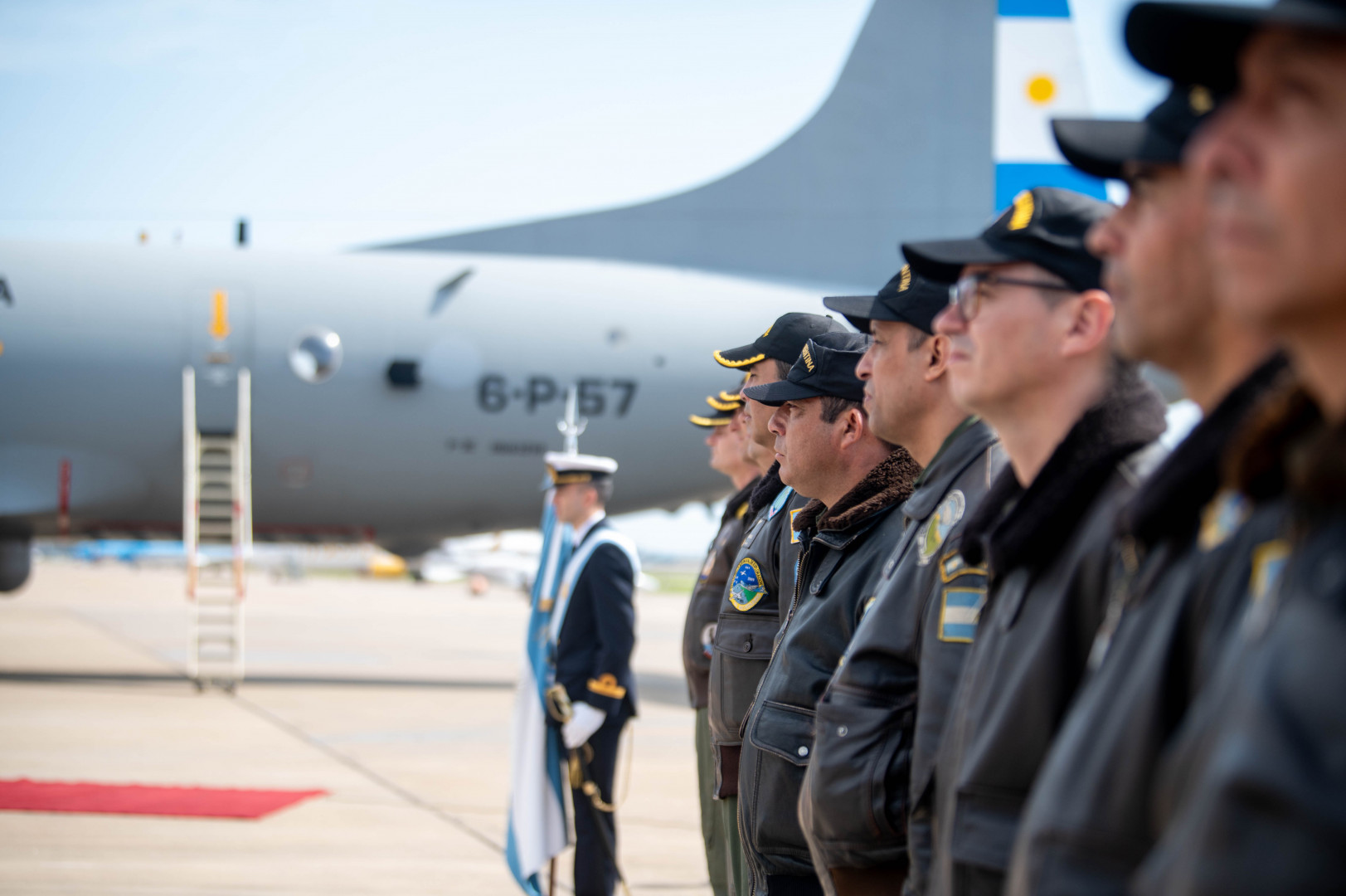 El ministro Petri recibió el primer avión P-3 Orion para la Armada Argentina | Argentina.gob.ar
