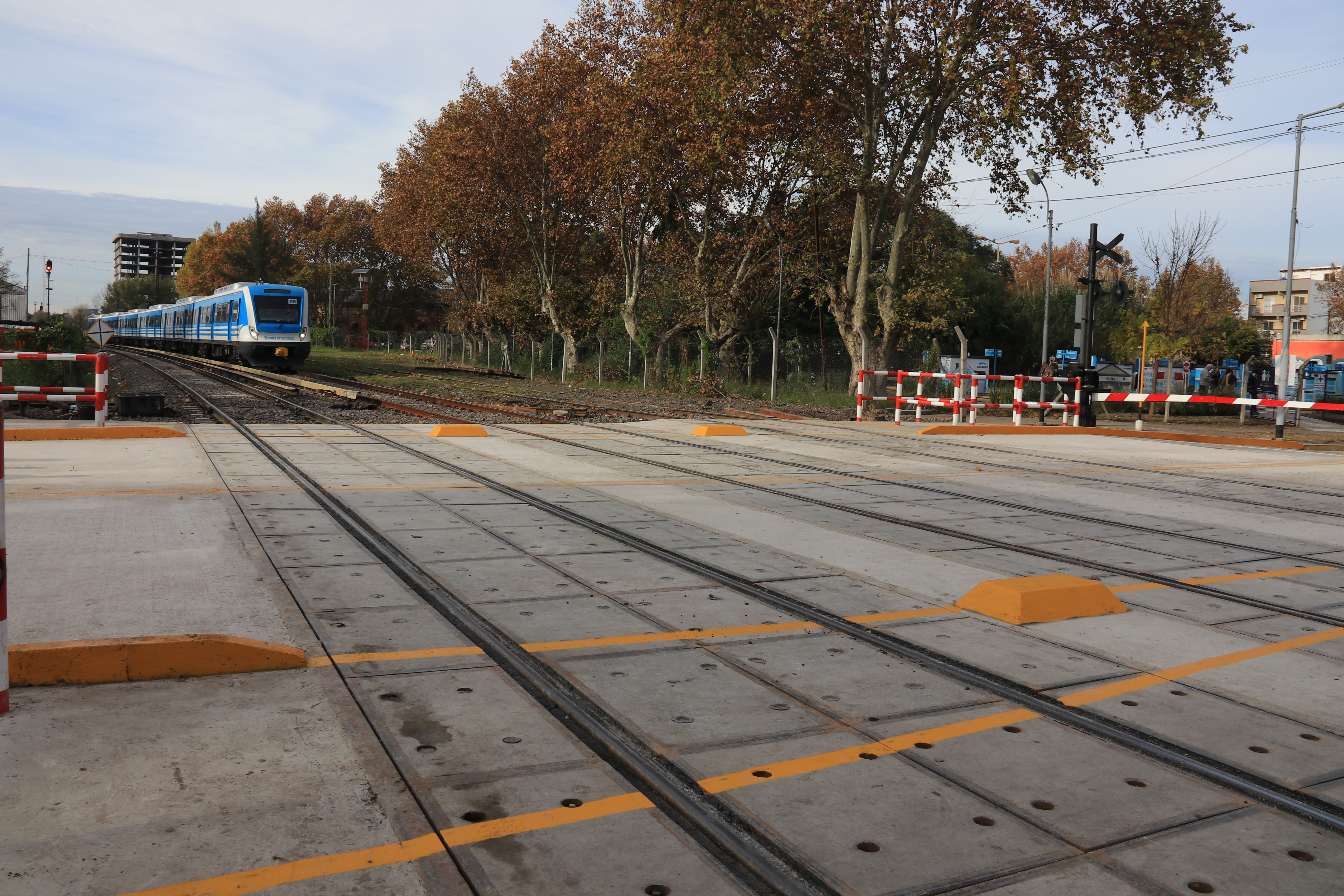 Port-bound train blasting down bad track in 🇦🇷. : r/trains