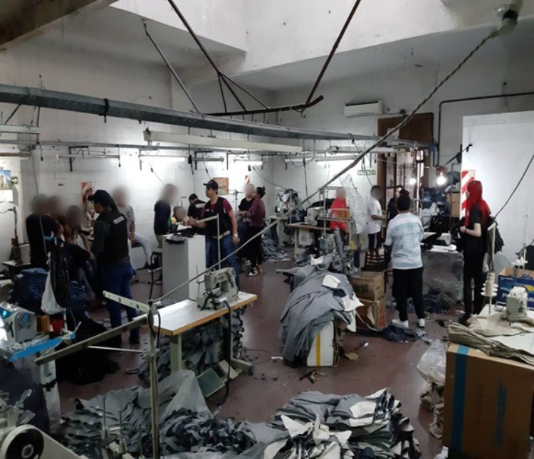 Rescatamos a 15 personas que eran explotadas en un taller clandestino ...