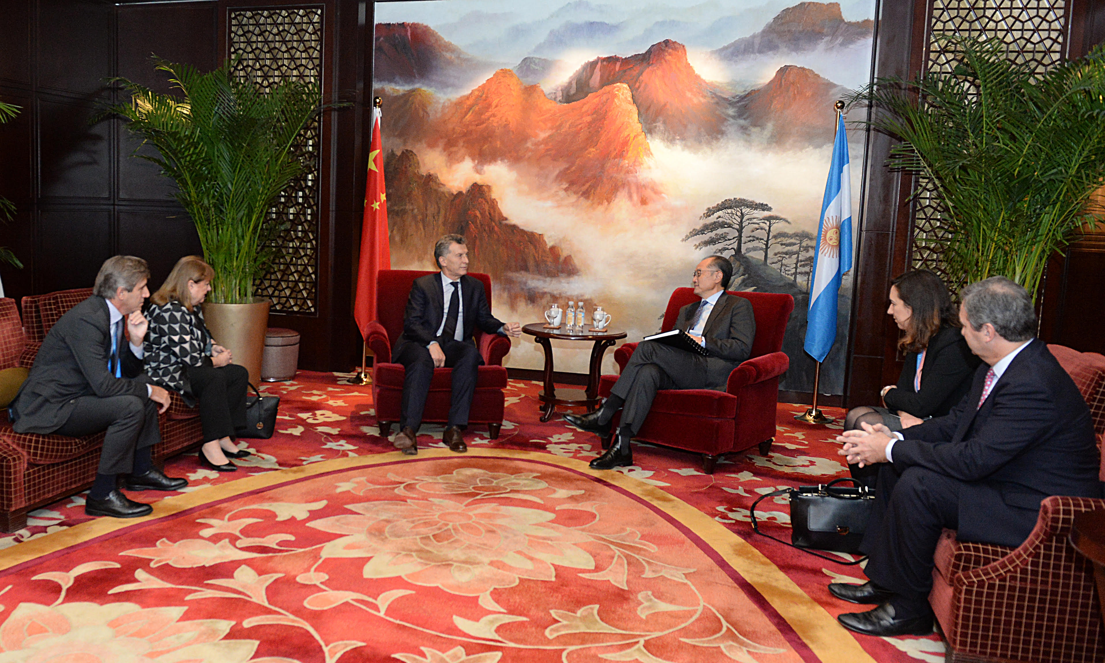 Caputo acompañó a Macri durante su reunión con Jim Kim | Argentina.gob.ar