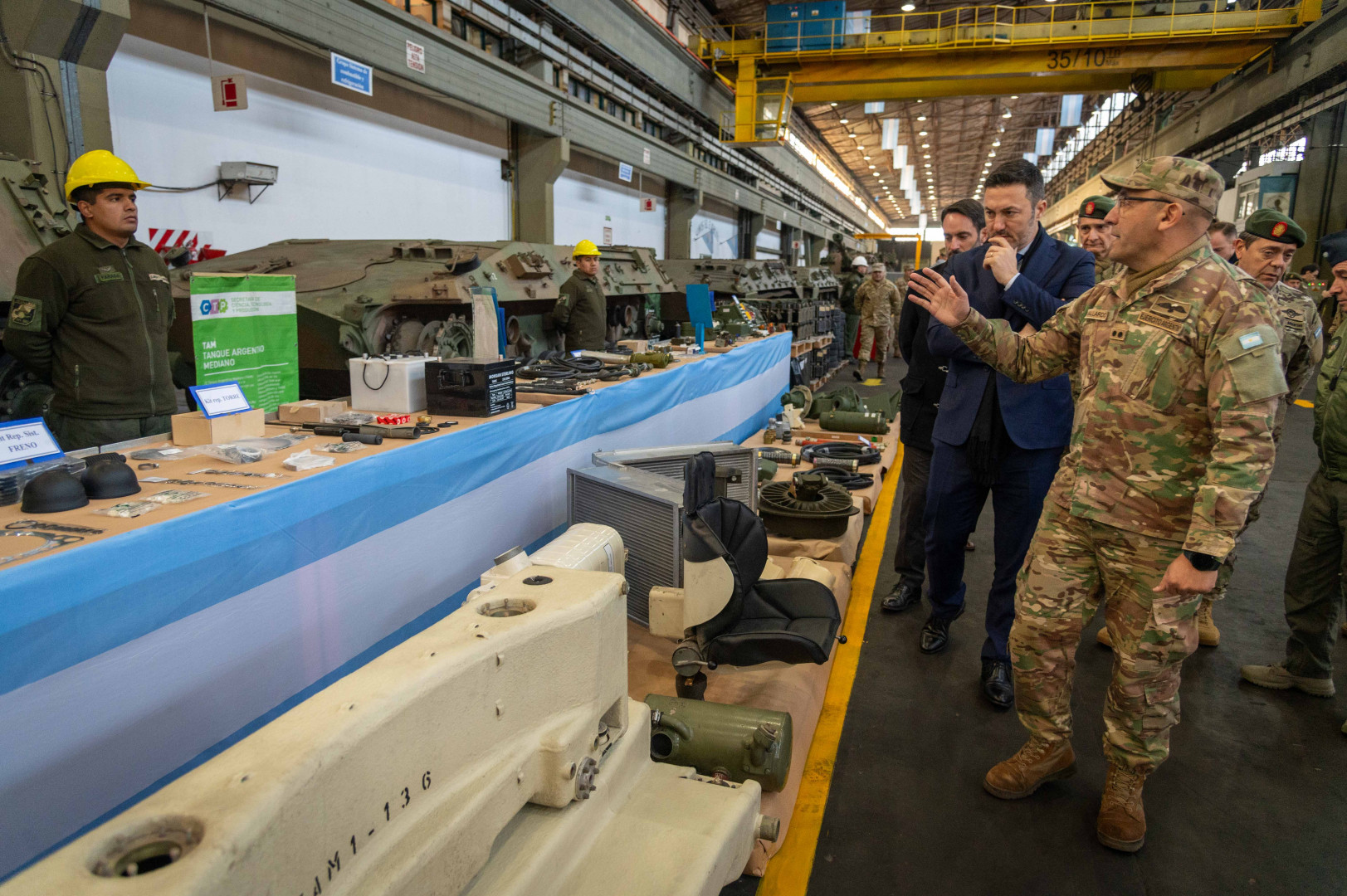 Petri encabezó la entrega de los primeros tanques TAM 2C A2 ...