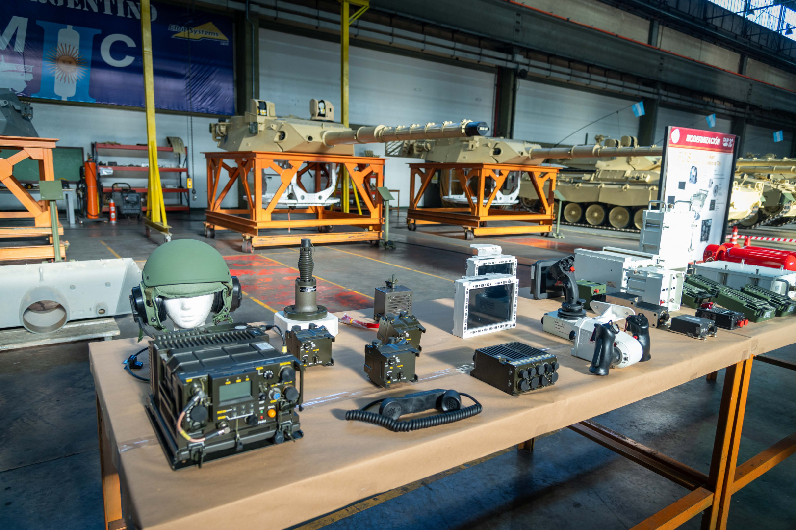 Petri encabezó la entrega de los primeros tanques TAM 2C A2 ...