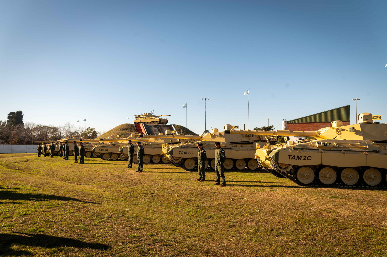 Petri encabezó la entrega de los primeros tanques TAM 2C A2 ...