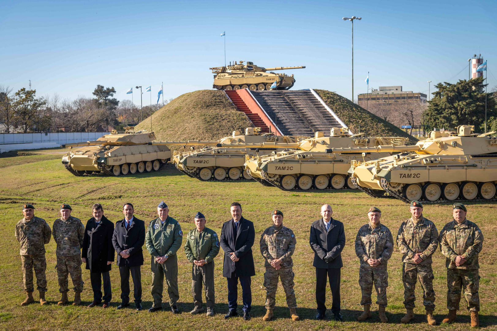 Petri encabezó la entrega de los primeros tanques TAM 2C A2 ...