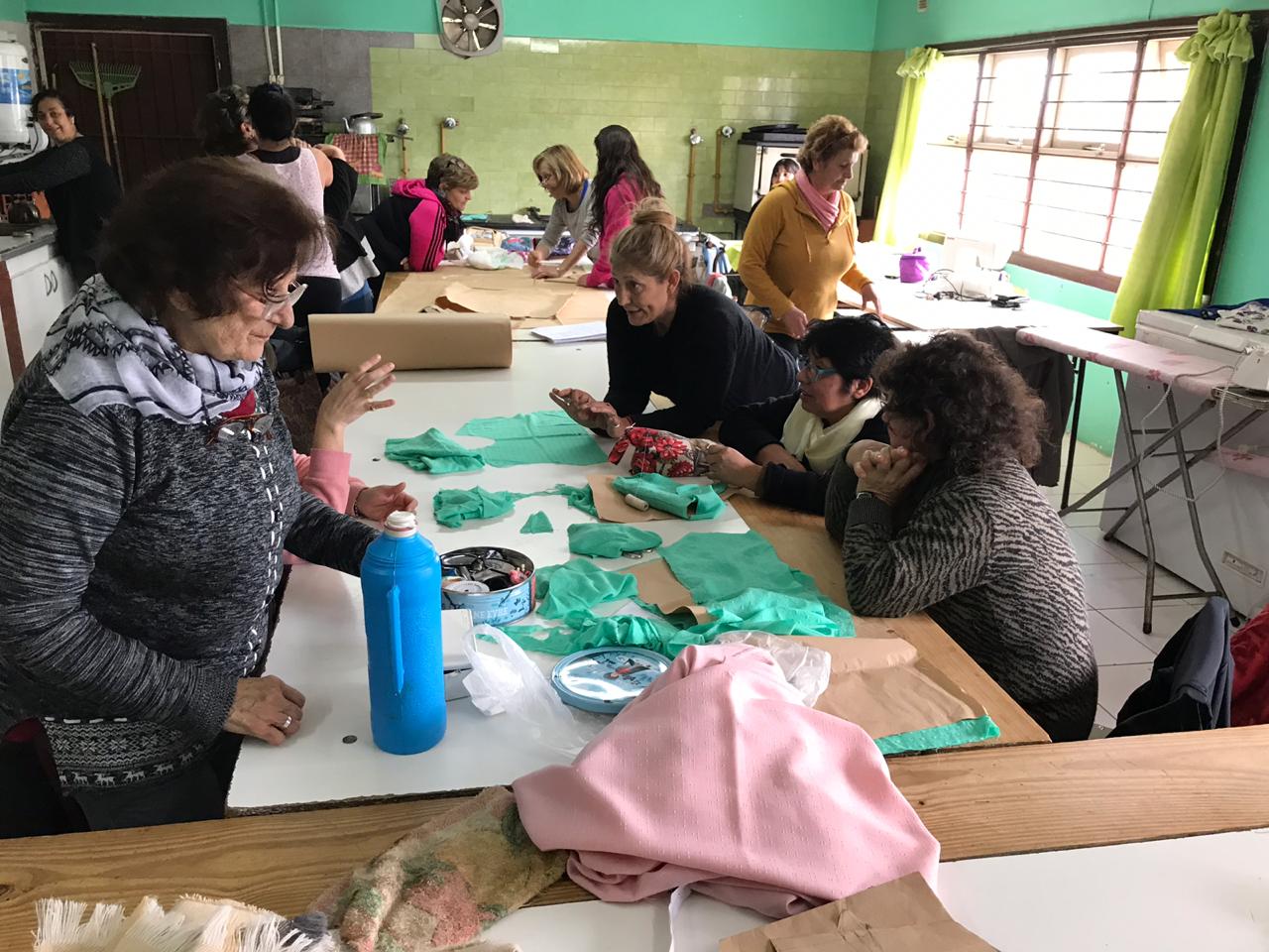 Confeccionan ropa adaptada para entregar a personas con discapacidad ...