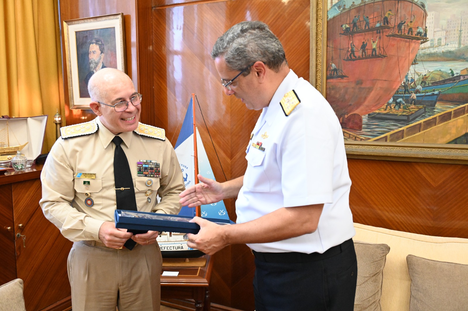 El Prefecto Nacional recibió al Director de Puertos y Costas de la ... El Prefecto Nacional recibió al Director de Puertos y Costas de la ...
