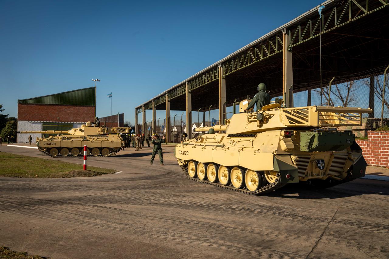 Petri encabezó la entrega de los primeros tanques TAM 2C A2 ...
