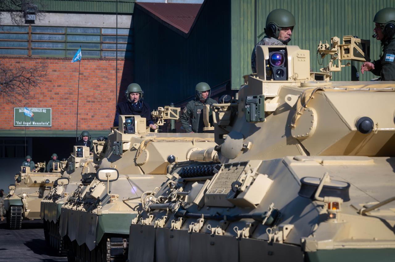 Petri encabezó la entrega de los primeros tanques TAM 2C A2 ...